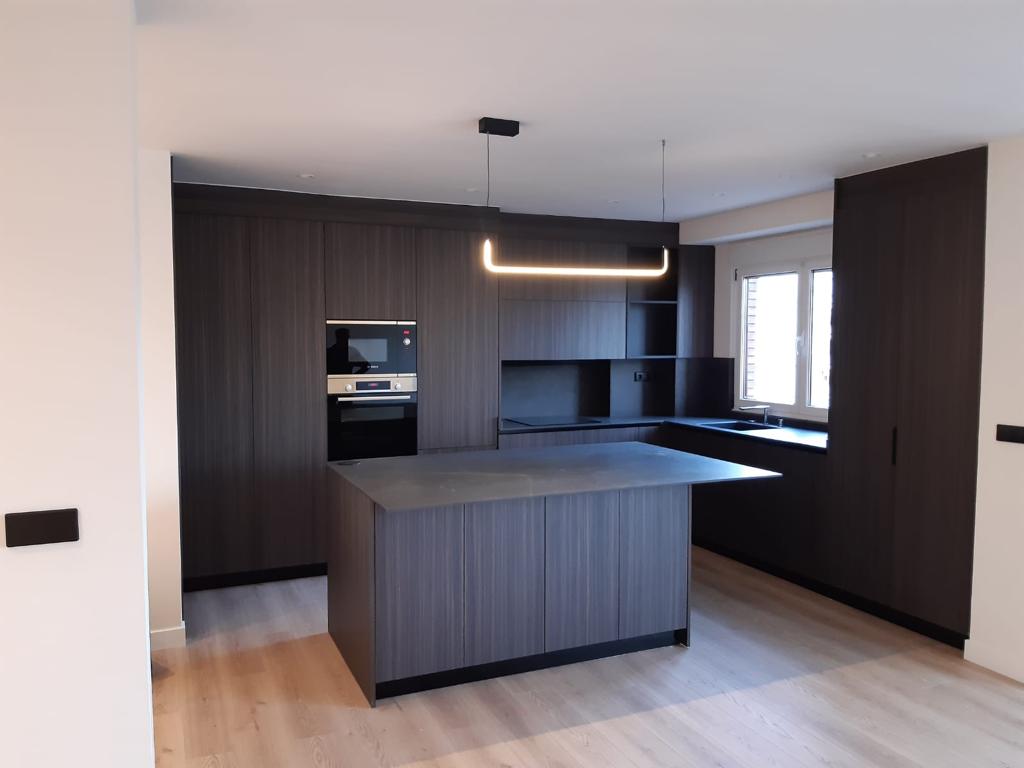 10 increíbles modelos de cocinas con isla para transformar tu espacio